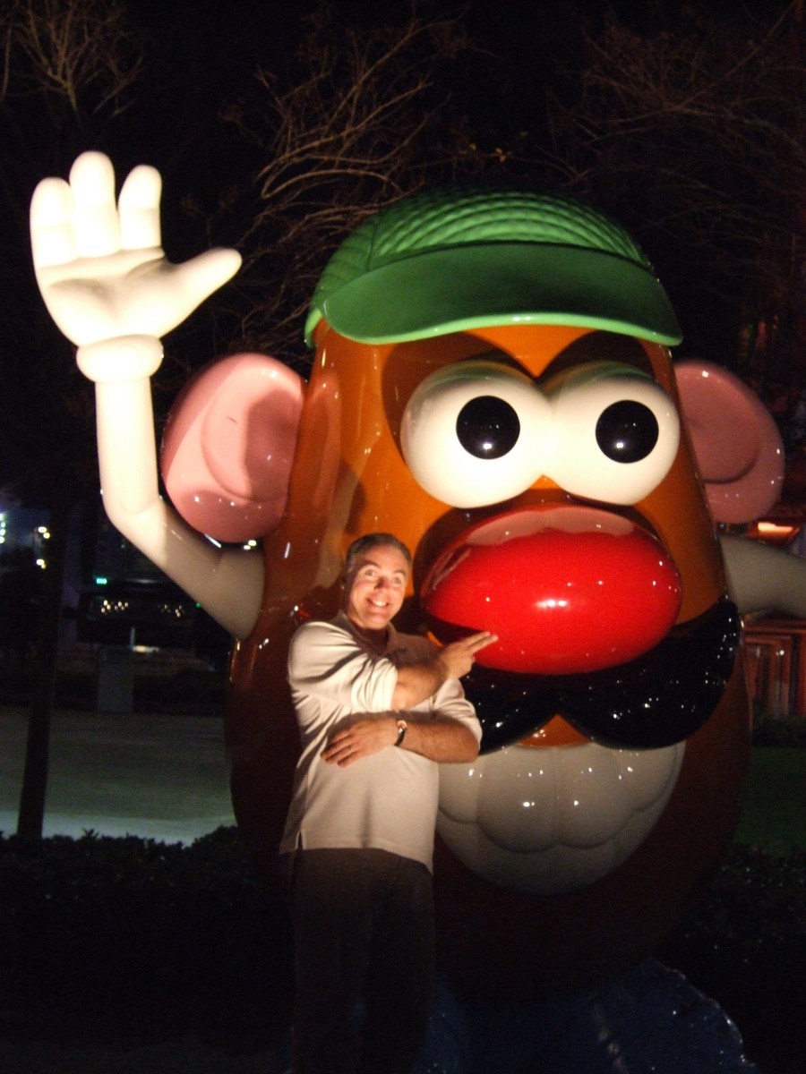 Taking Silly Pictures at Disney | Disleelandia