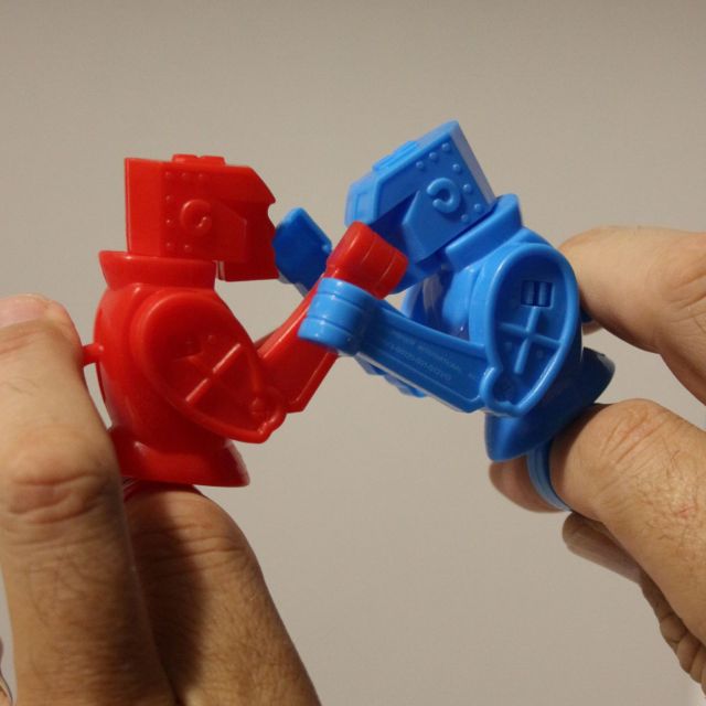 Robot Finger Fighters vs Rock’em Sock’em Robots | Disleelandia