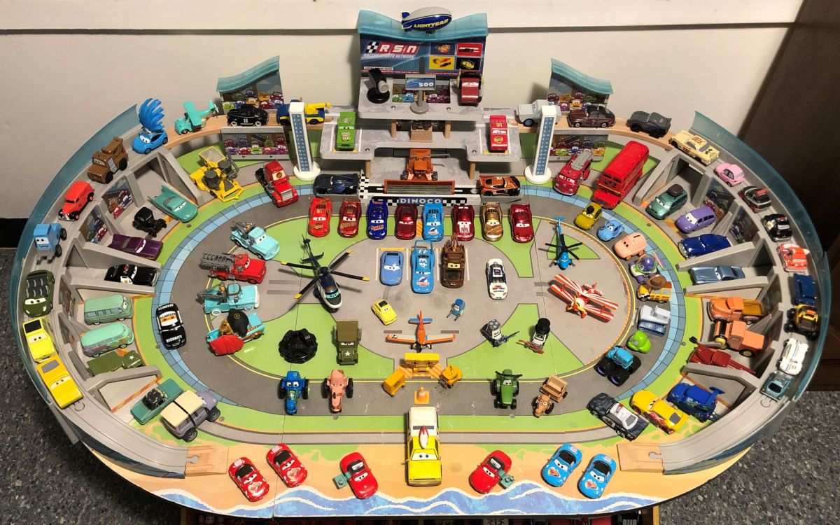 Pixar’s Cars 3 Race Track Play Table w/Diecast Display | Disleelandia
