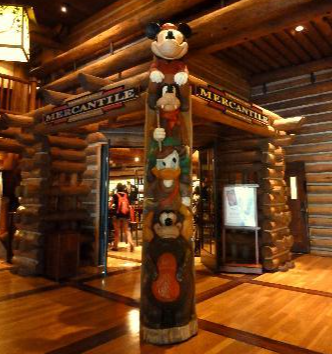 Humphrey the Bear Totem Pole at Disney’s Wilderness Lodge | Disleelandia