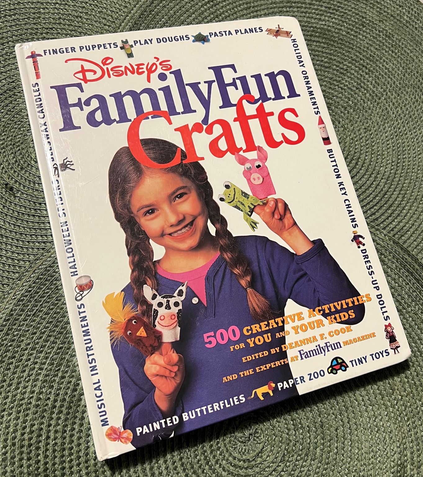 Book Review: Disney’s Family Fun Crafts | Disleelandia