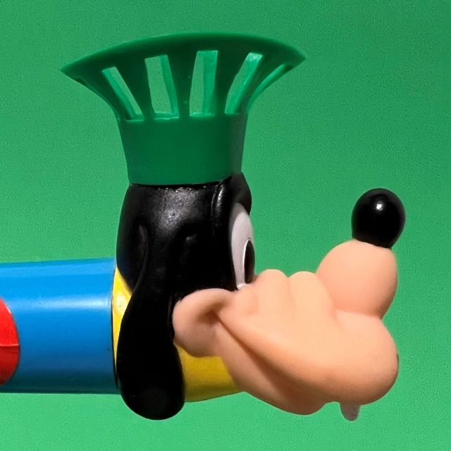 The Disney Store Goofy’s Blow Pipe | Disleelandia