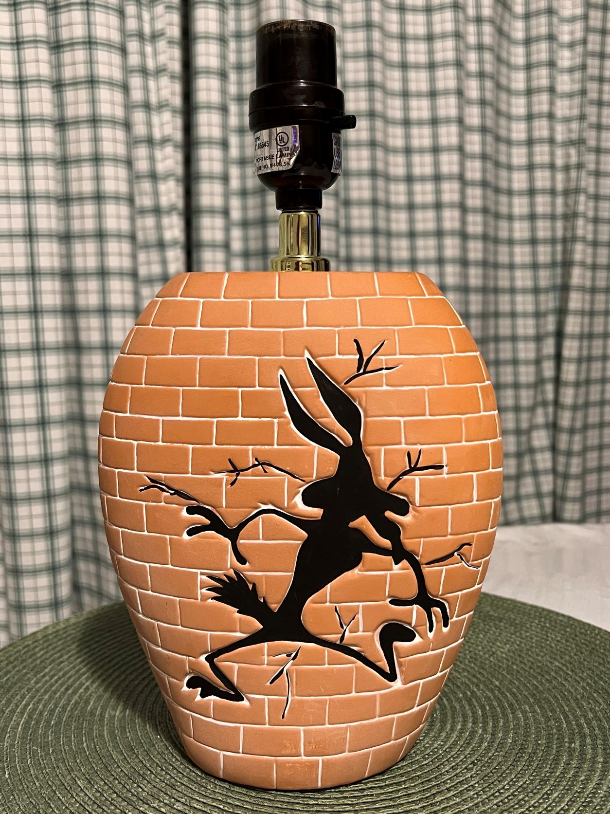 Warner Bros. Road Runner & Coyote Lamp | Disleelandia