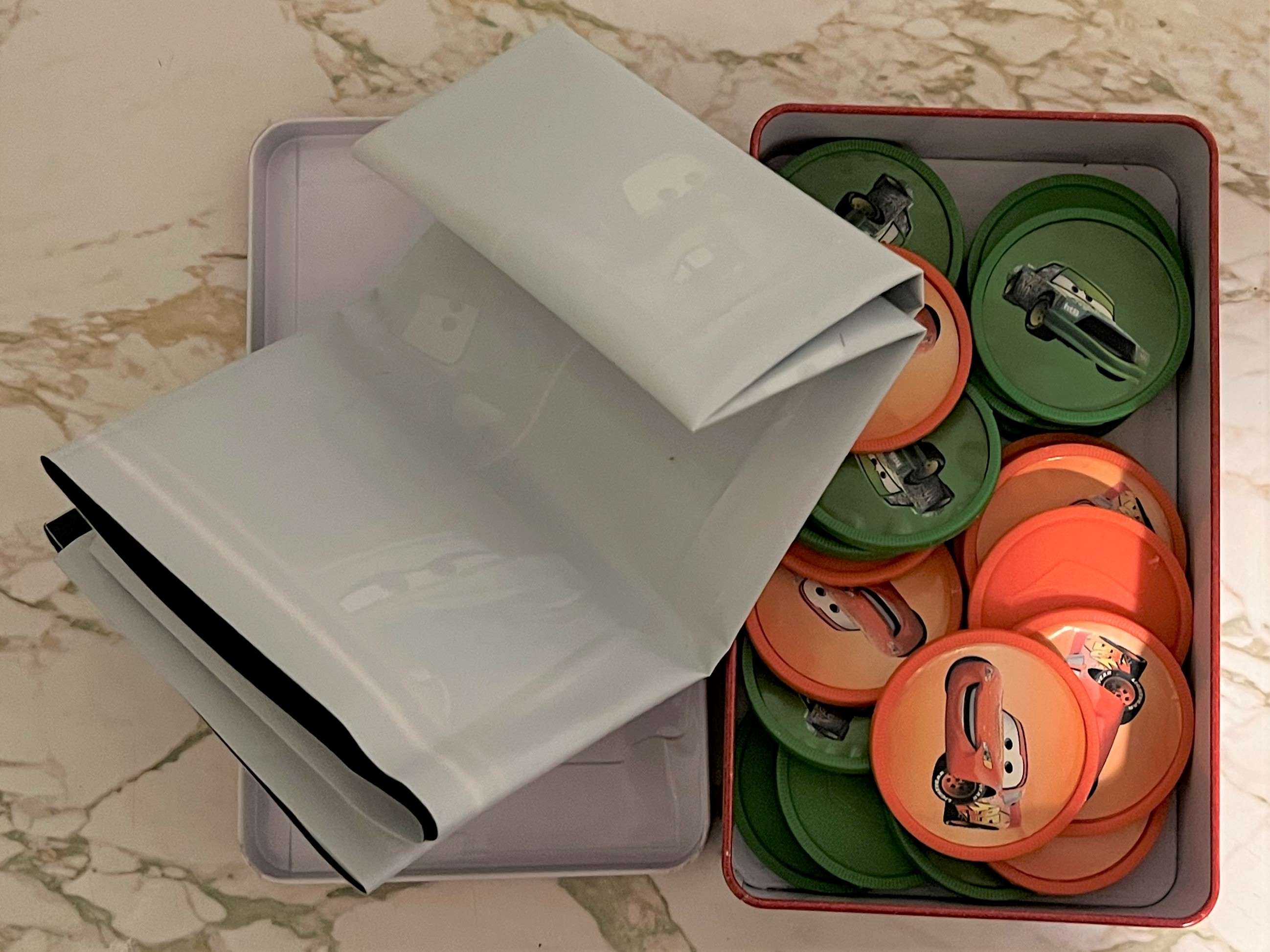 The World of CARS Checkers Game Tin | Disleelandia