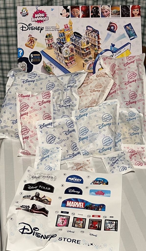 Mini Brands MINI DISNEY STORE Display | Disleelandia