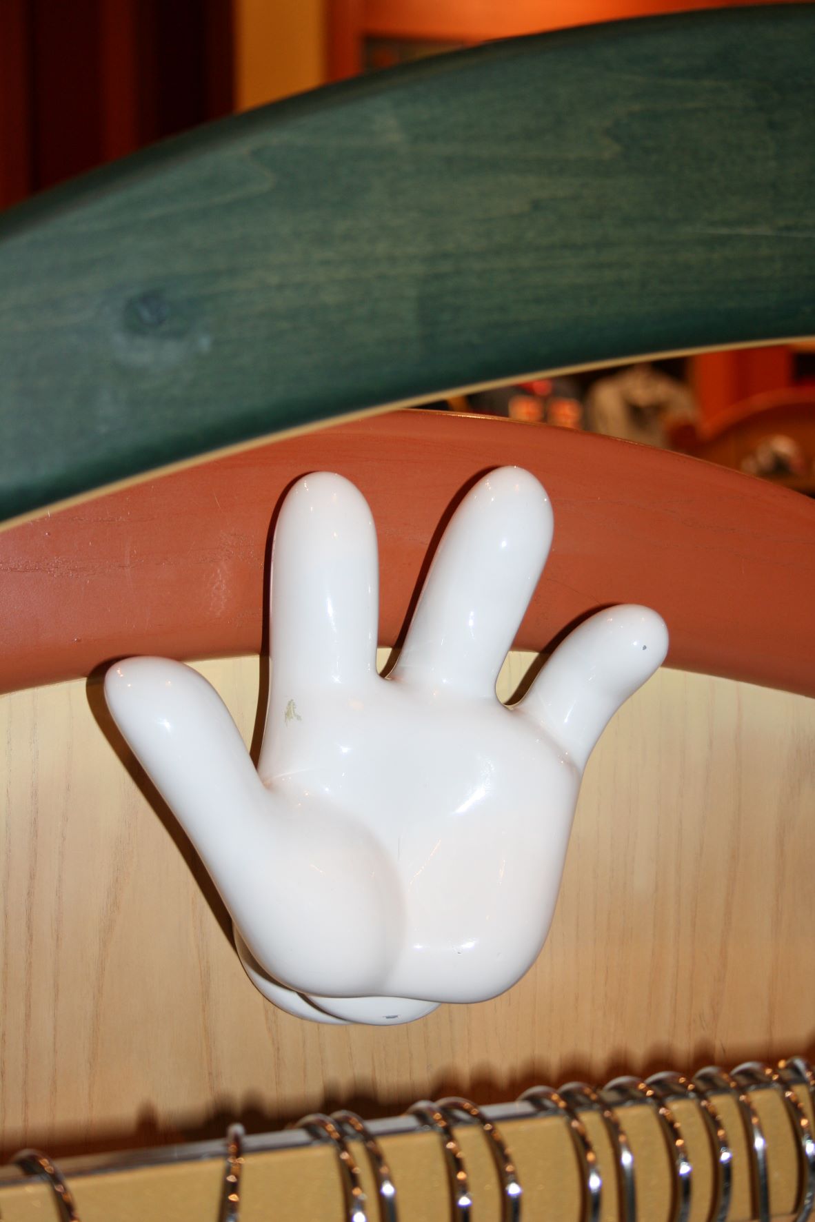 Photo Spot: Mickey Glove High Five | Disleelandia