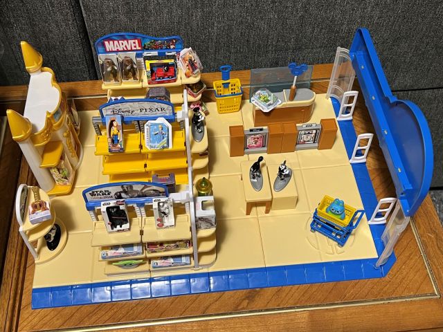 Mini Brands MINI DISNEY STORE Display | Disleelandia