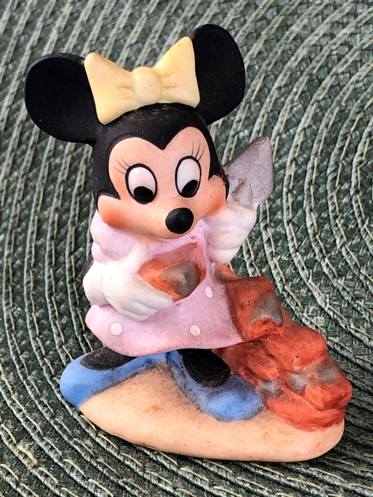Minnie Mouse Laying Bricks Figurine | Disleelandia