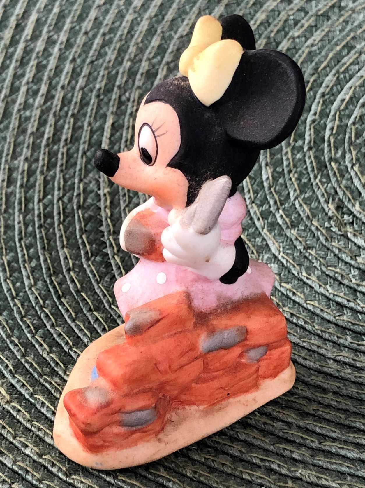 Minnie Mouse Laying Bricks Figurine | Disleelandia