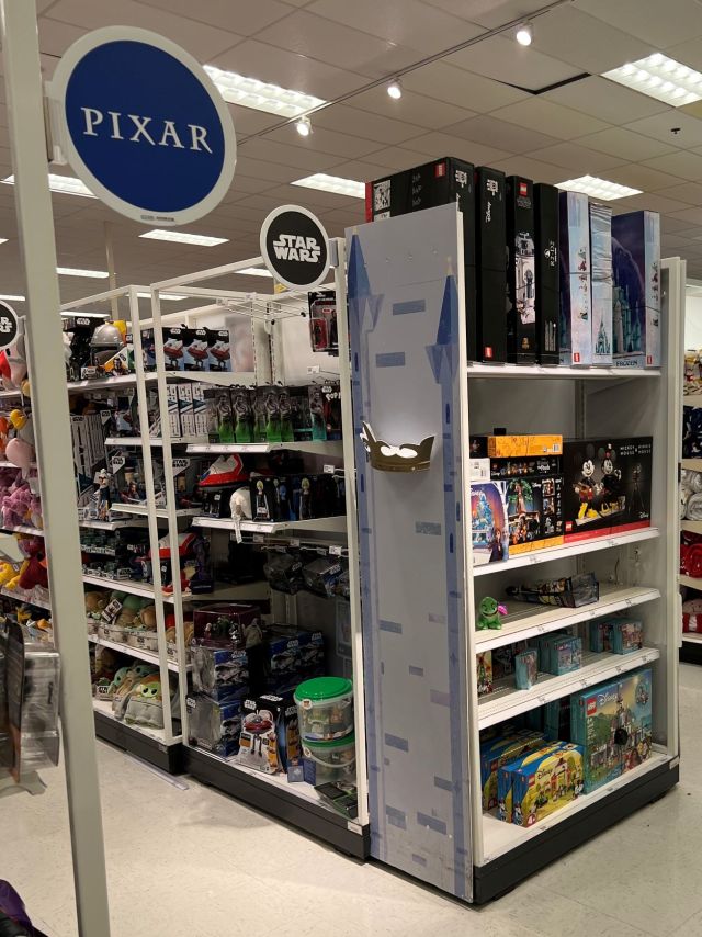 Places: The DISNEY STORE Lives… Sort of! | Disleelandia