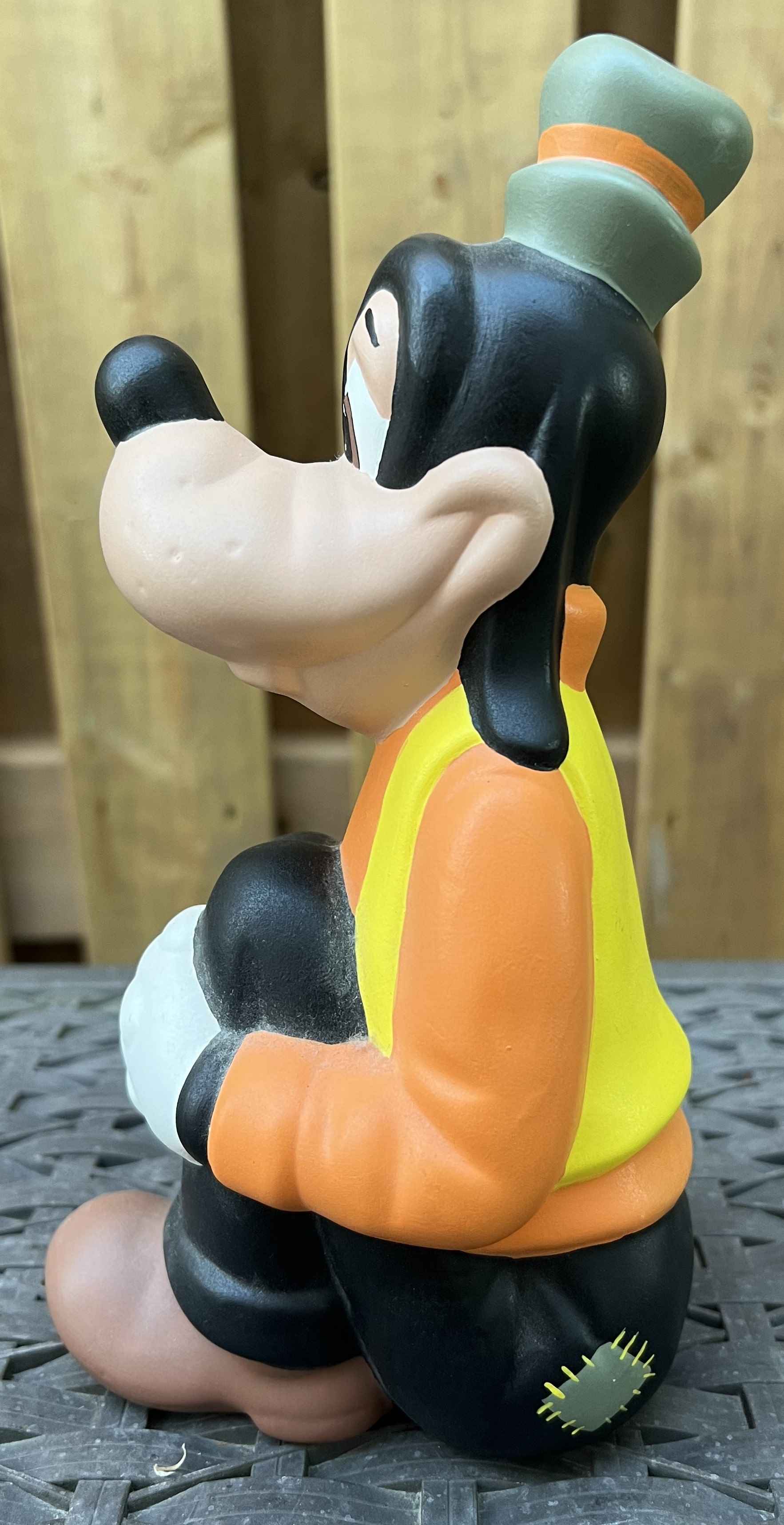 DIY Sitting Goofy Ceramic Figure | Disleelandia